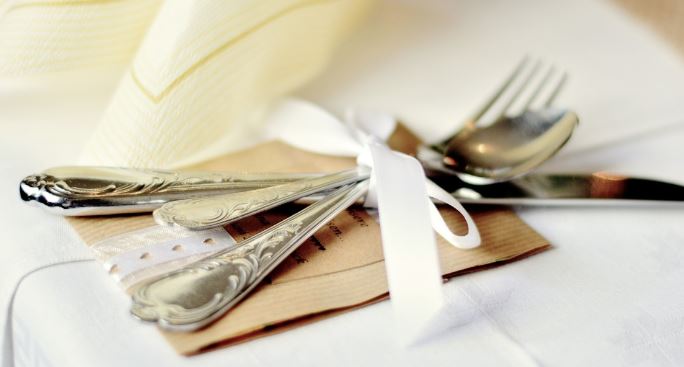 How To Clean Crockery, Cutlery And Glasses After Christmas Gatherings