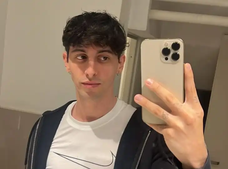 Who Is Robleis, The 24-year-old Argentine Streamer And Singer Who Is ...