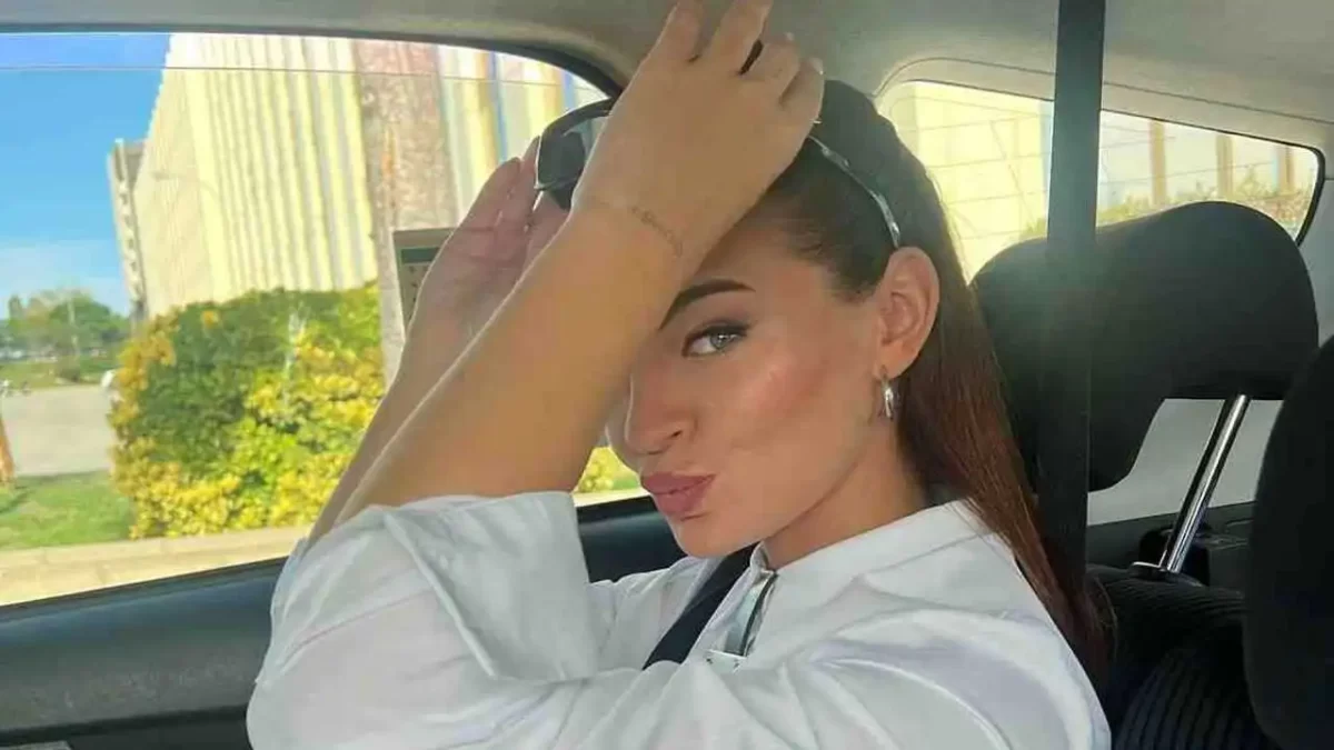 Laura Escanes Debuts As The Host Of "La Travessa" On TV3